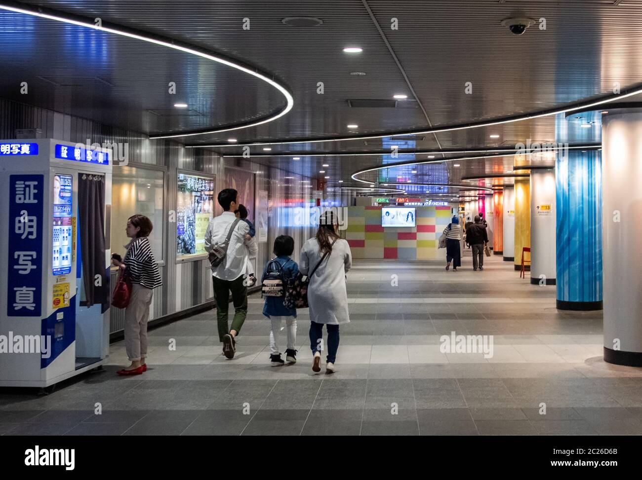 Commuters at Shibuya Station underground pedestrian walkway, Tokyo ...