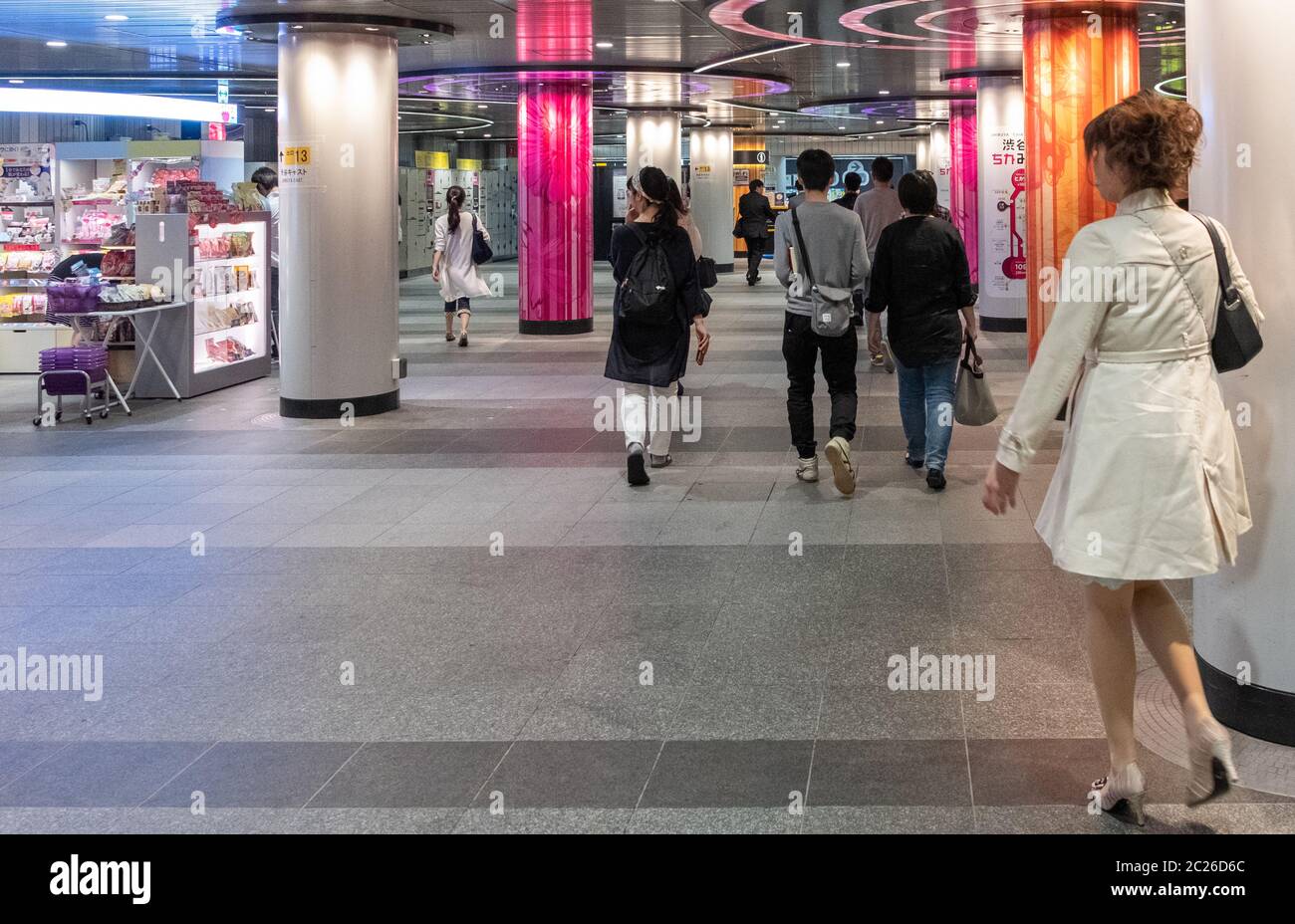 Commuters at Shibuya Station underground pedestrian walkway, Tokyo ...