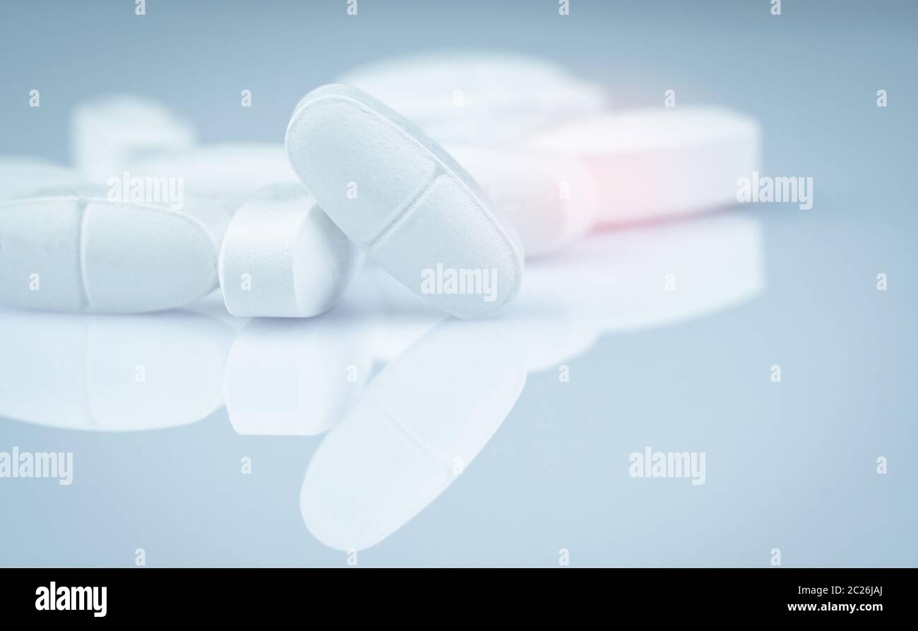 Pile white oblong tablets hi-res stock photography and images - Alamy
