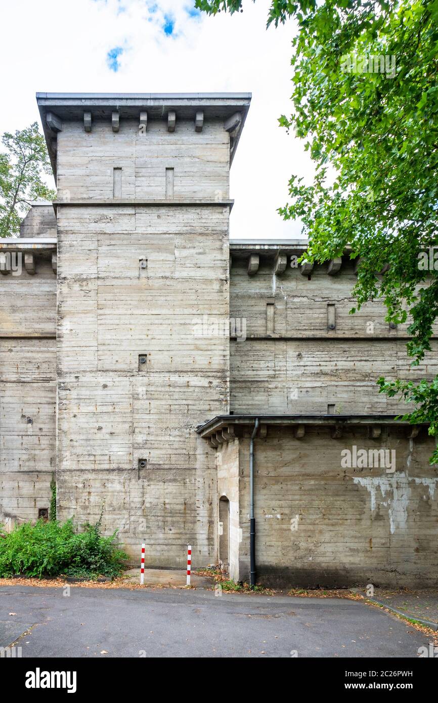 Old concrete building hi-res stock photography and images - Alamy