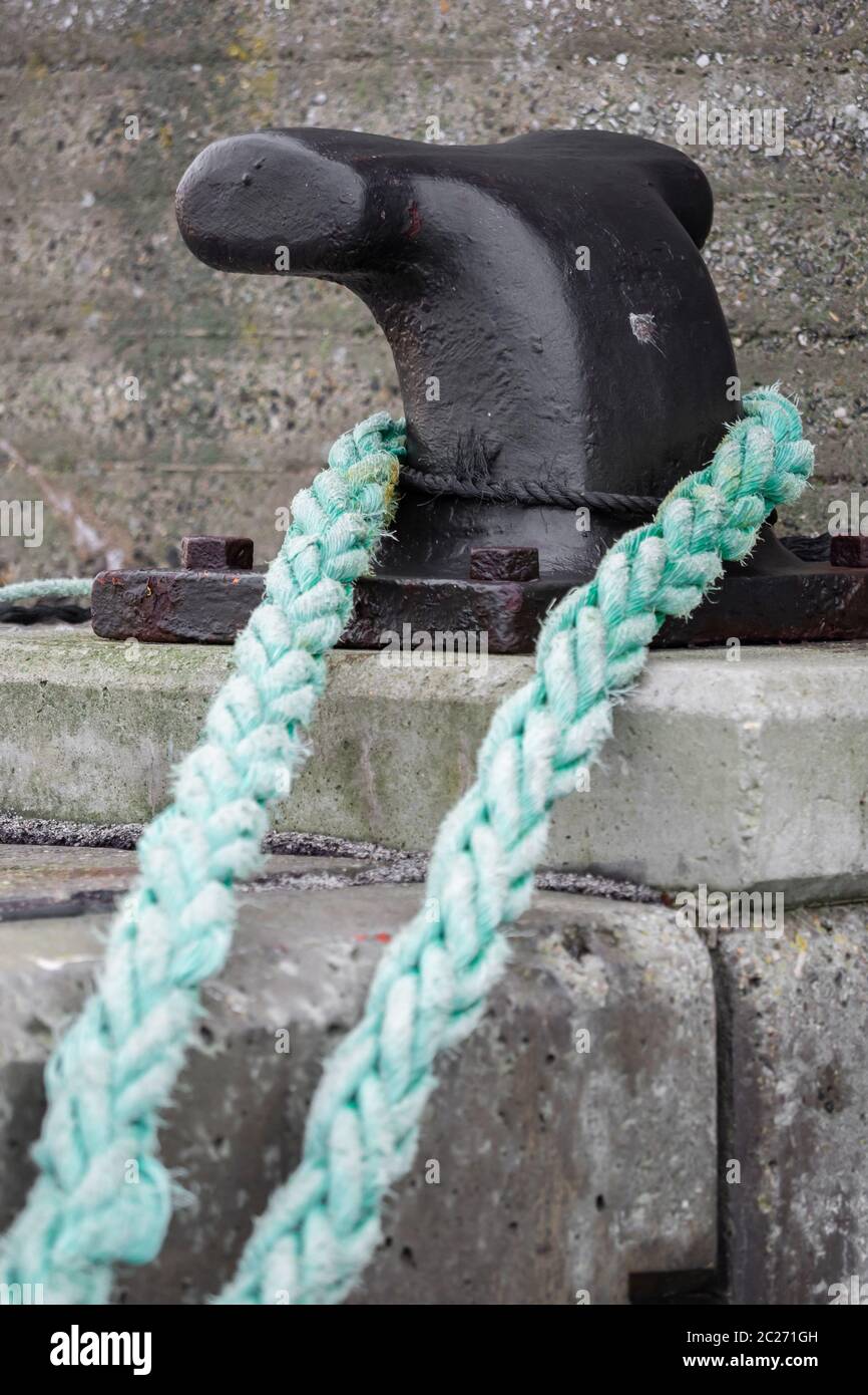 Used rope hi-res stock photography and images - Alamy