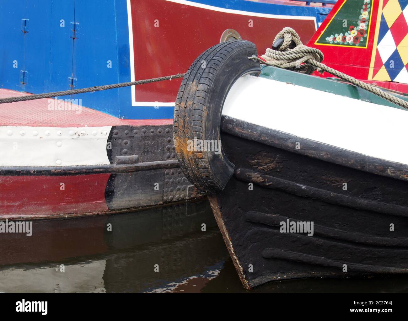 Traditional painted narrowboat hi-res stock photography and images - Alamy