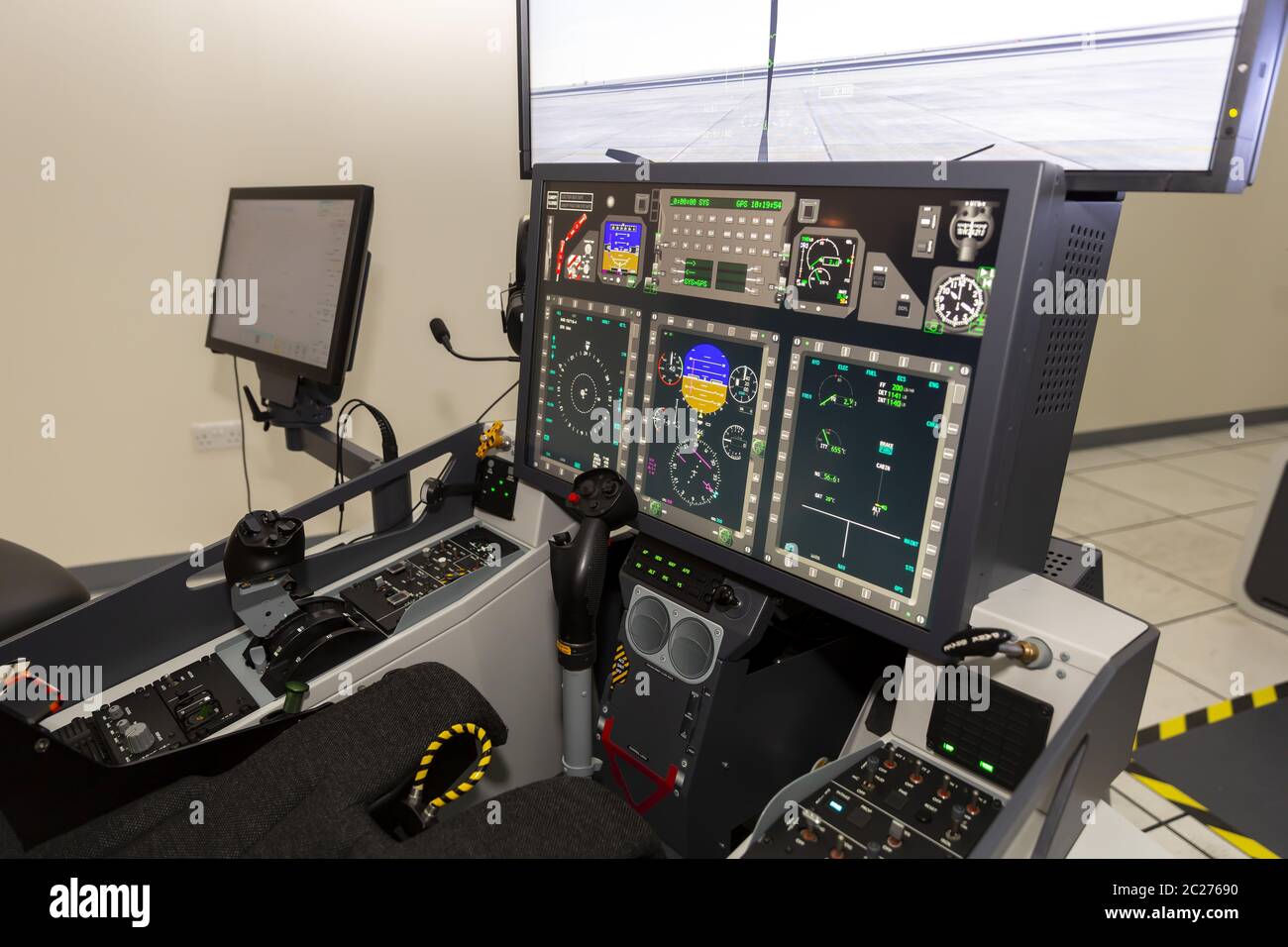 Airplane pilot simulator training hi-res stock photography and images ...