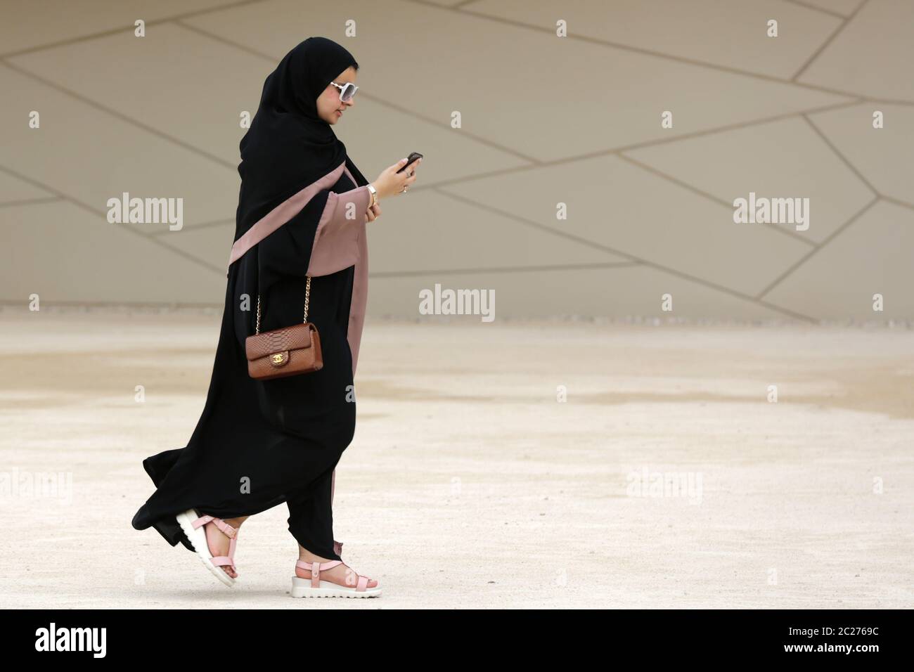 Qatar woman skyline hi-res stock photography and images - Alamy
