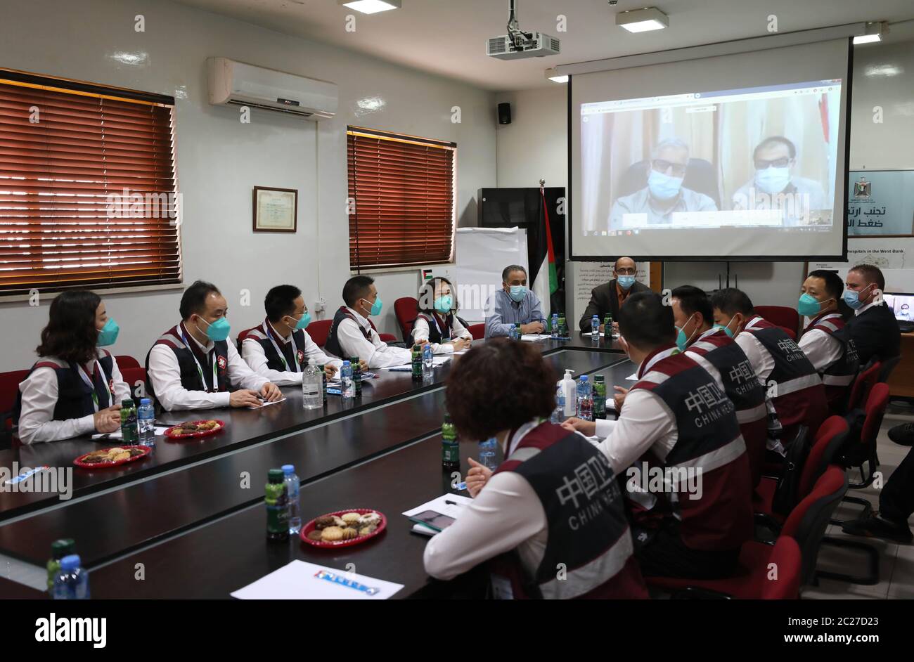 (200617) -- RAMALLAH, June 17, 2020 (Xinhua) -- Members of a Chinese ...