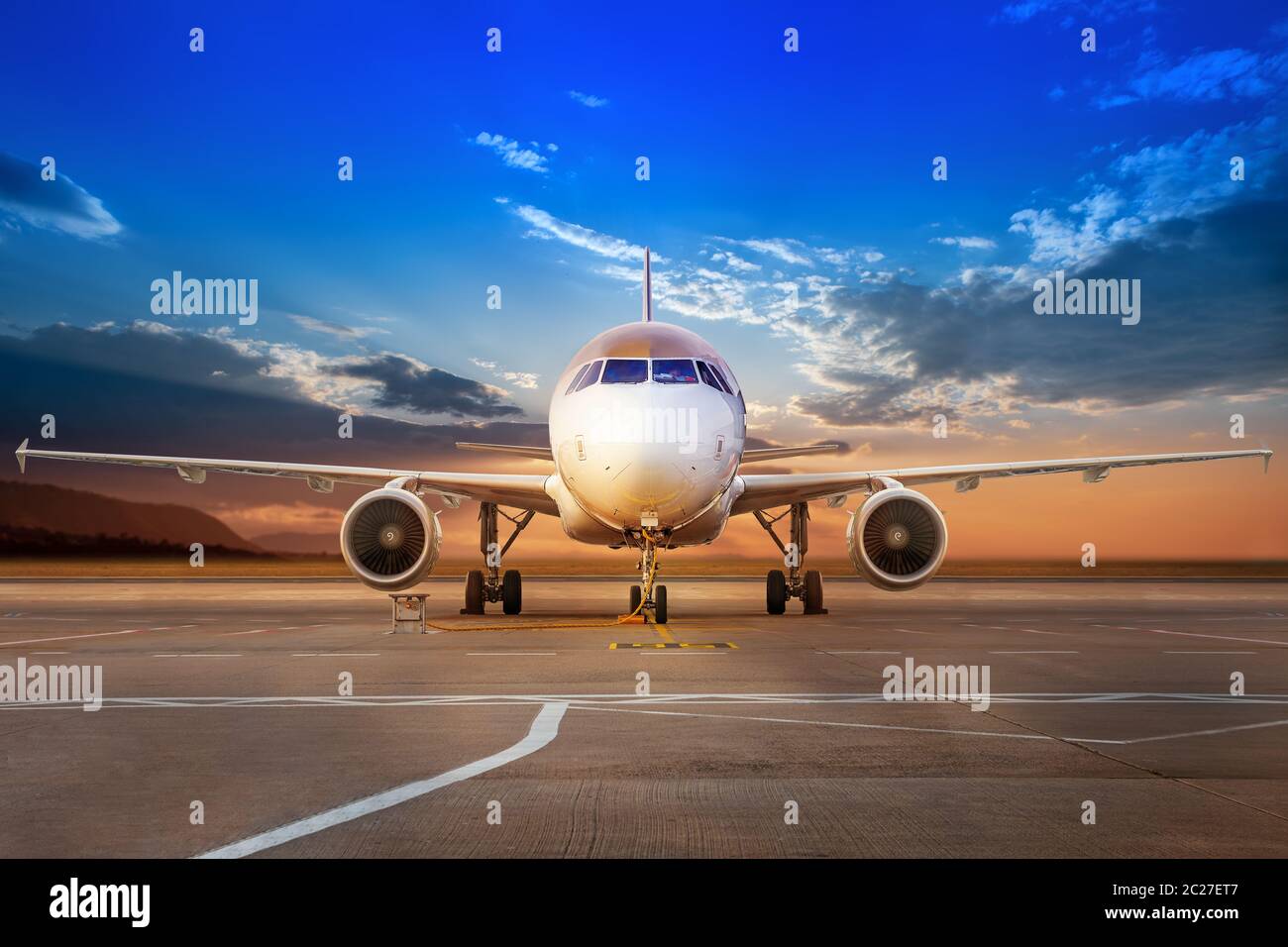 airplane gets service at the airport Stock Photo - Alamy