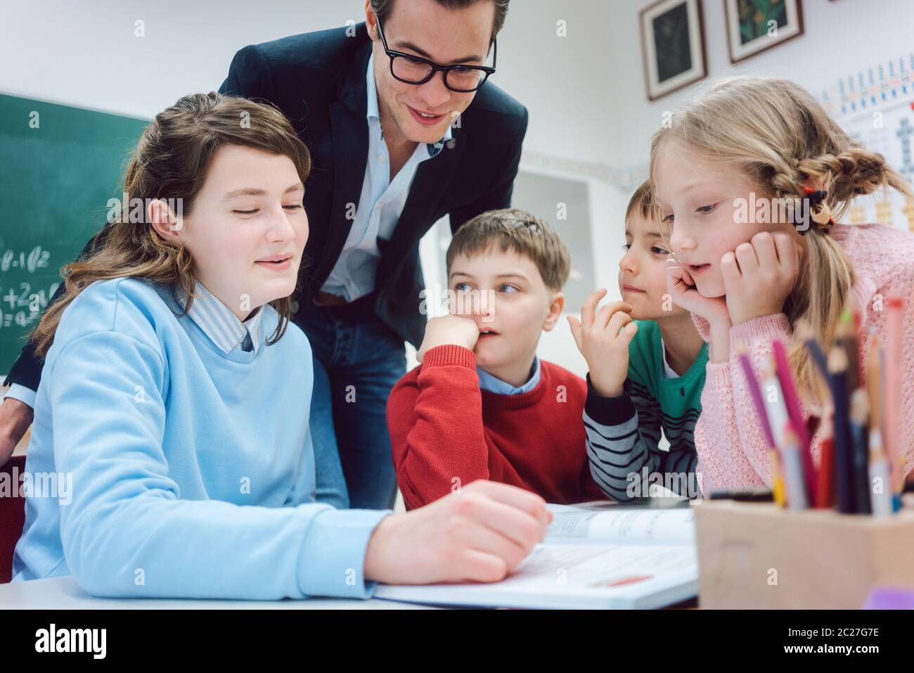 Primary students working together group hi-res stock photography and ...