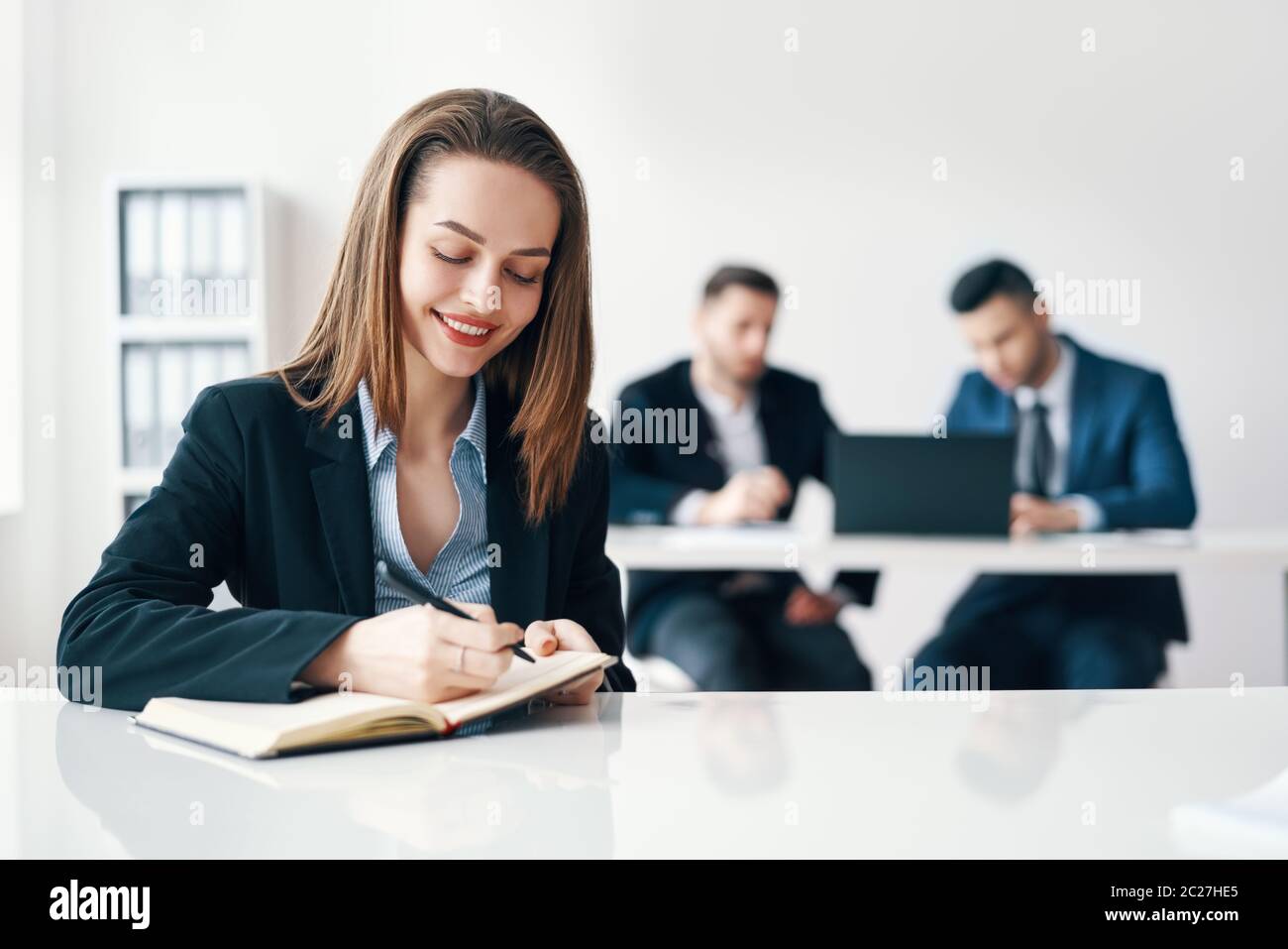Business woman writing hi-res stock photography and images - Alamy