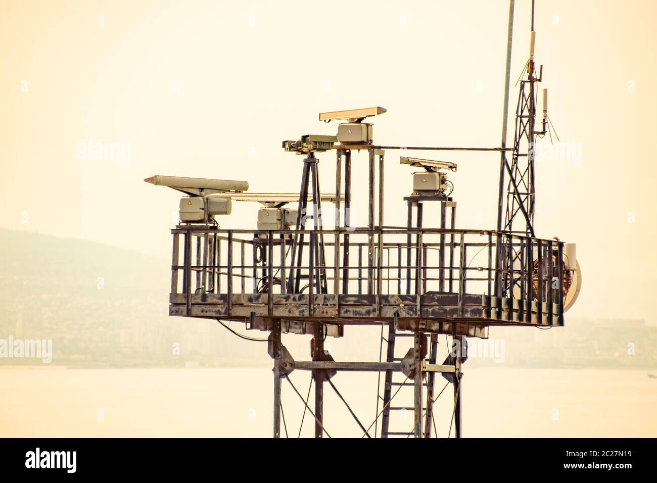 Radar rotating antenna hi-res stock photography and images - Alamy