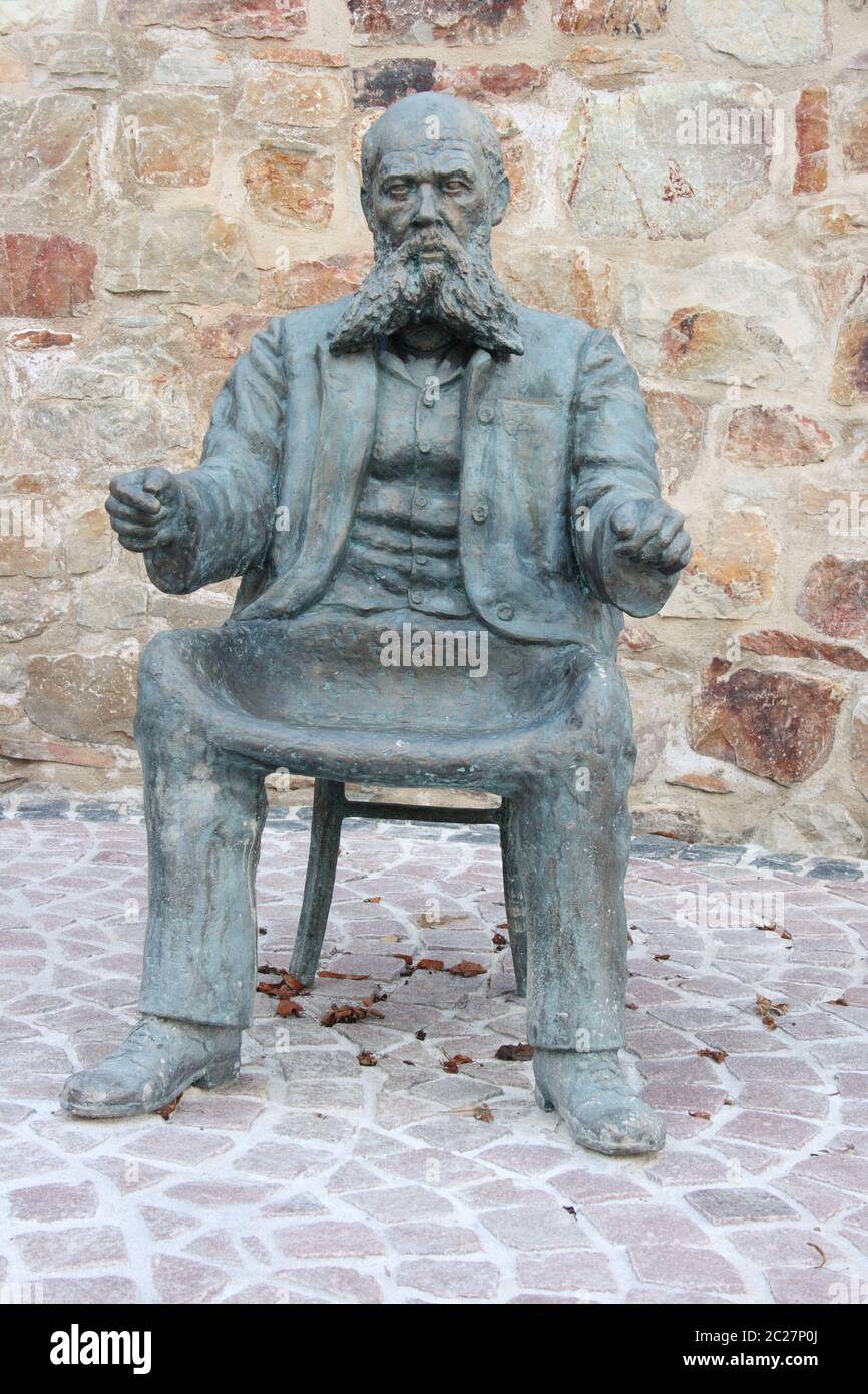 Seating statue hi-res stock photography and images - Alamy