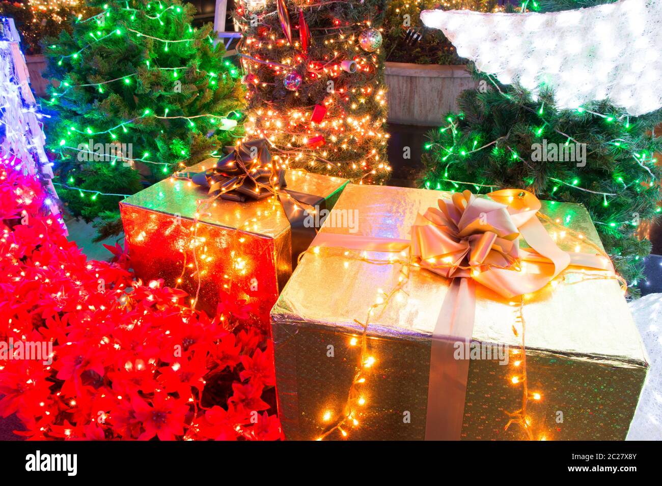 Modern mansion lights hi-res stock photography and images - Alamy