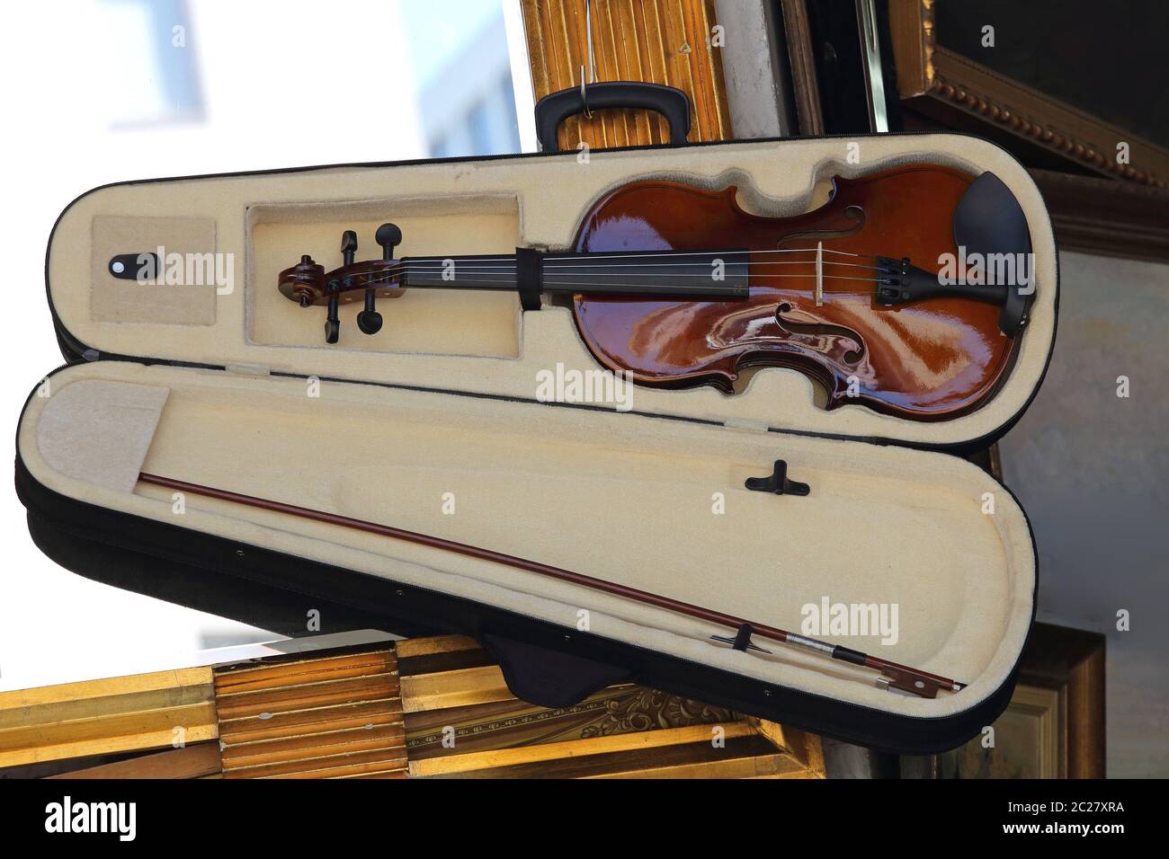 Small violin hi-res stock photography and images - Alamy