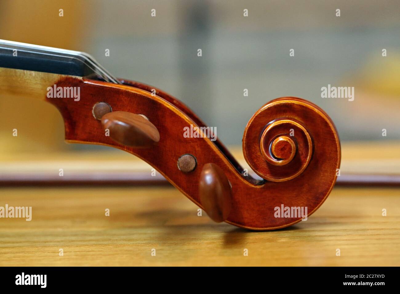 Violin head scroll hi-res stock photography and images - Alamy