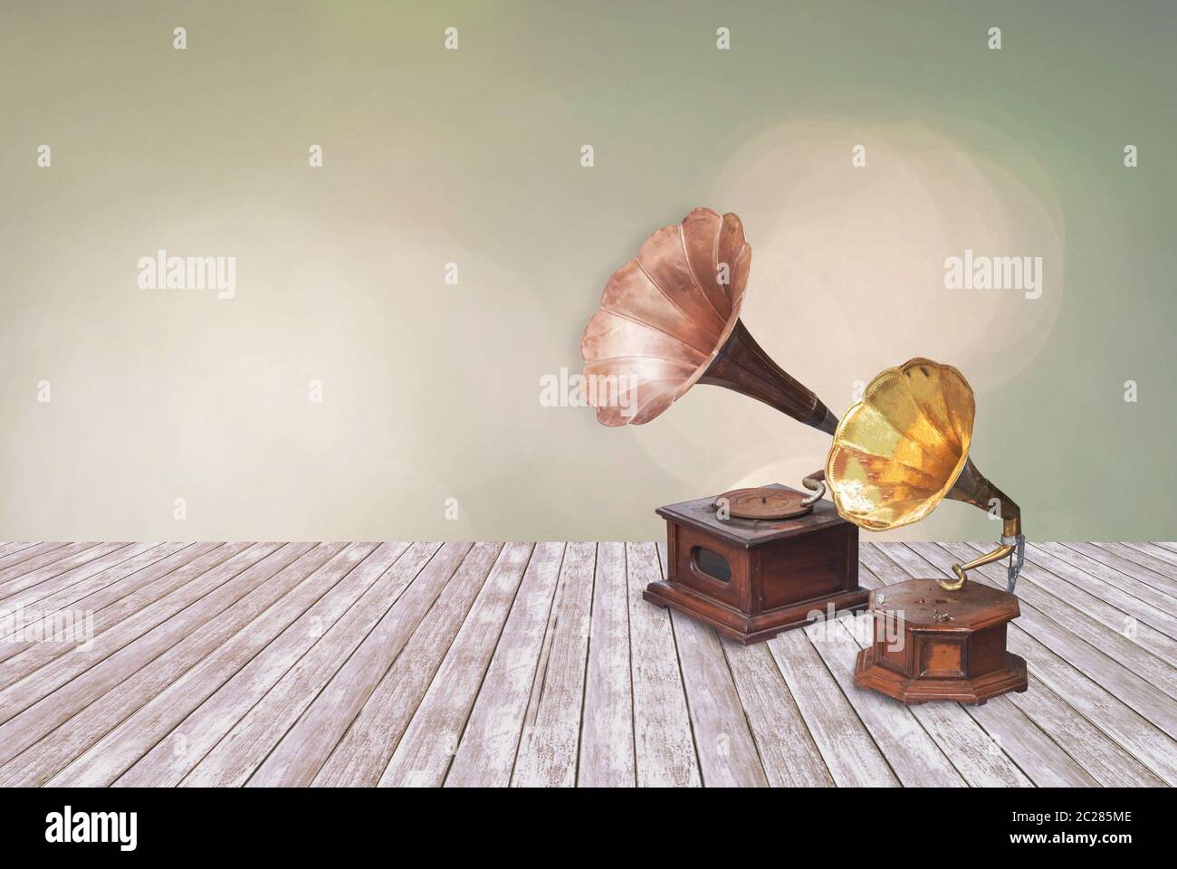 Vintage phonograph hi-res stock photography and images - Alamy