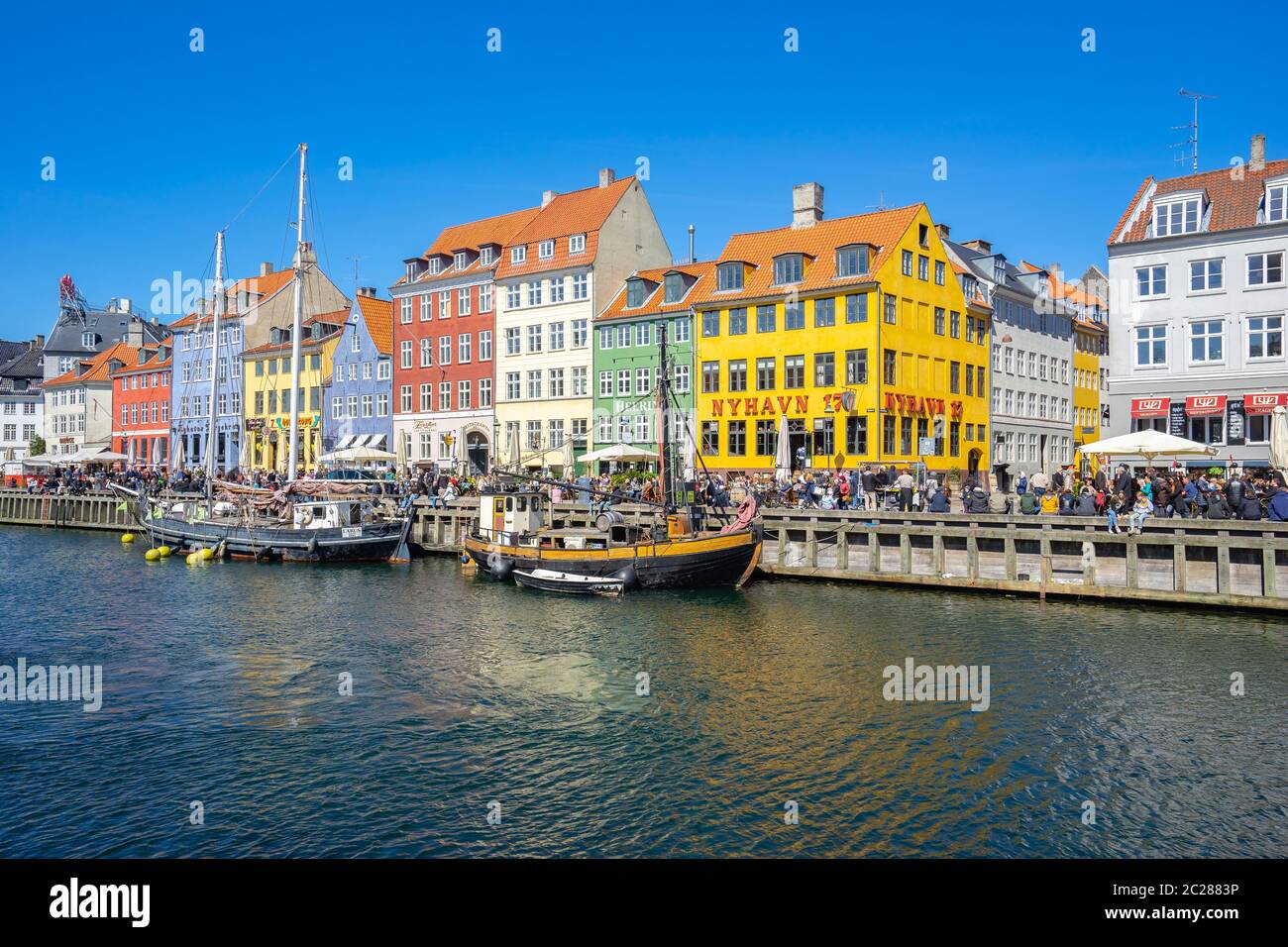 Buildings with color hi-res stock photography and images - Alamy