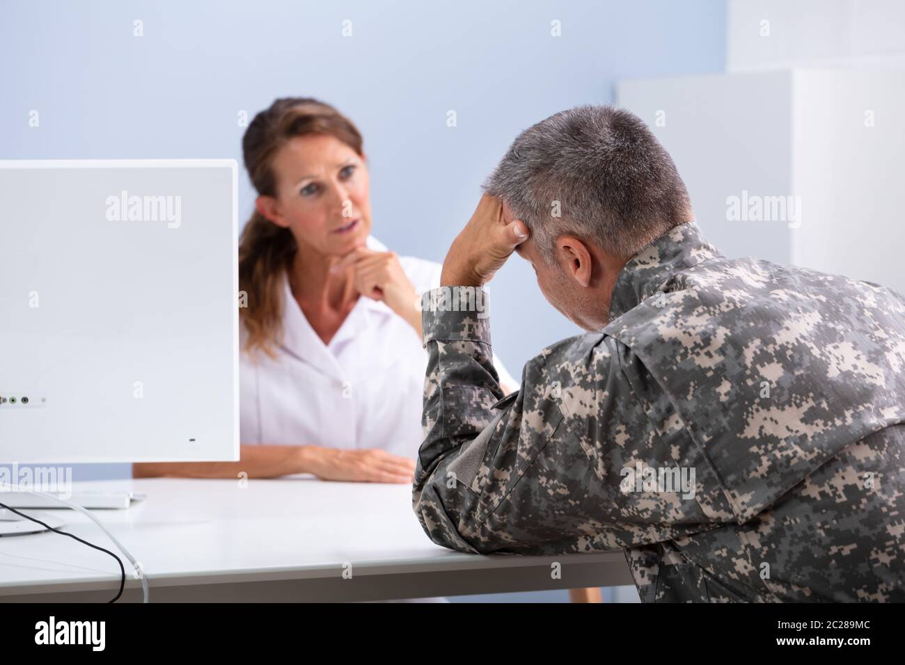 Female army doctor hi-res stock photography and images - Alamy