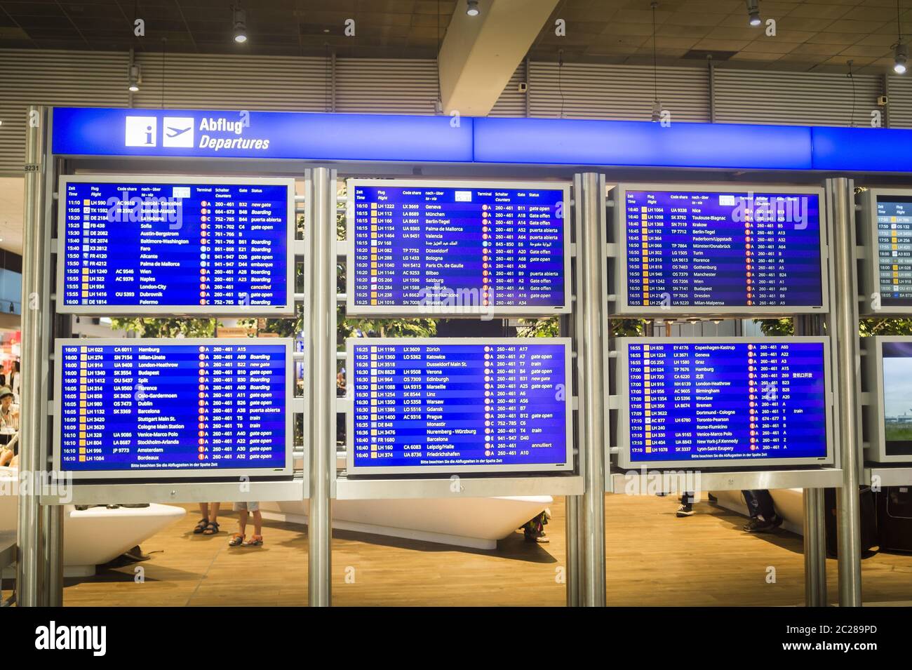 Flight Status Board High Resolution Stock Photography and Images - Alamy