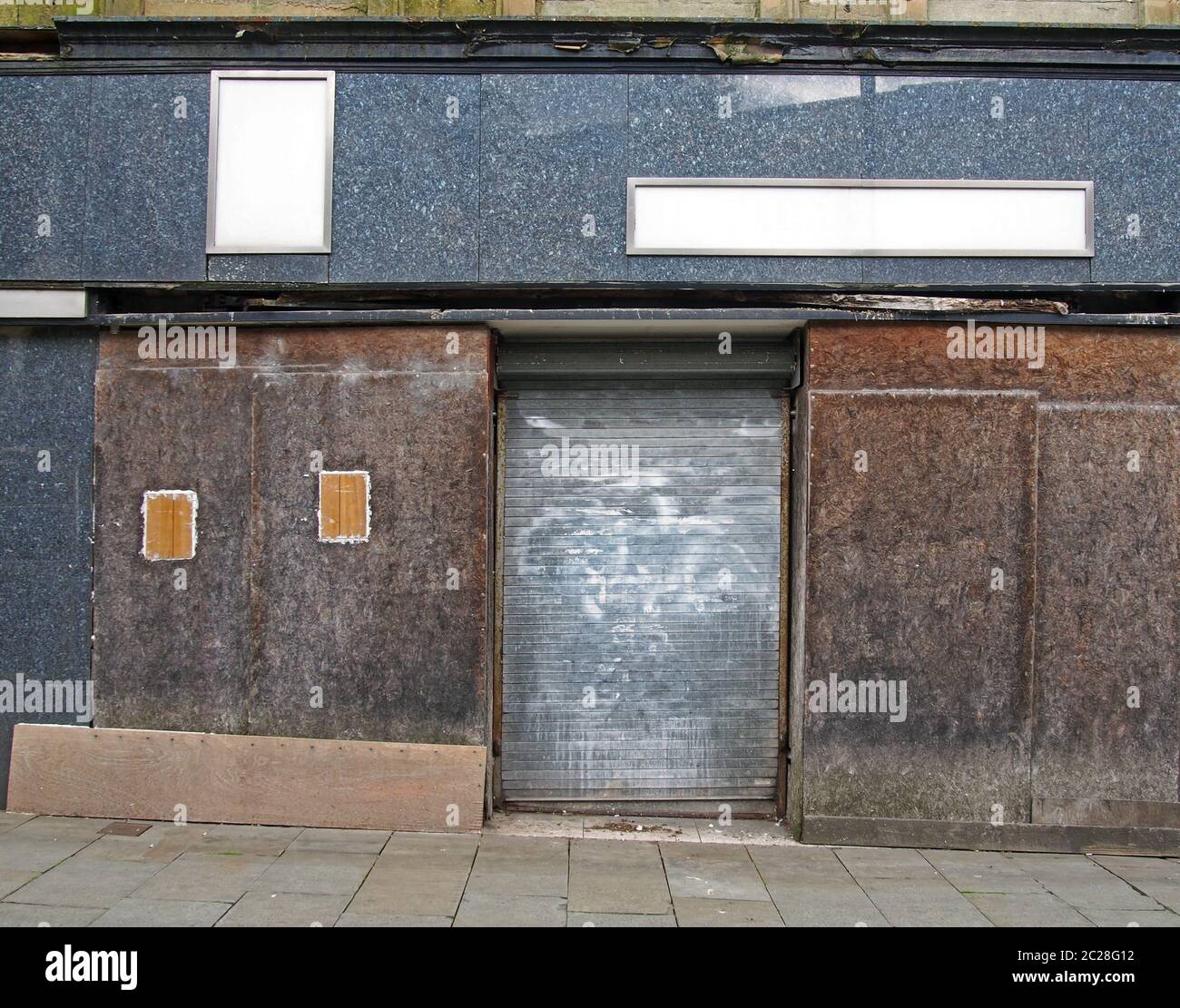 Old abandoned storefront hi-res stock photography and images - Alamy