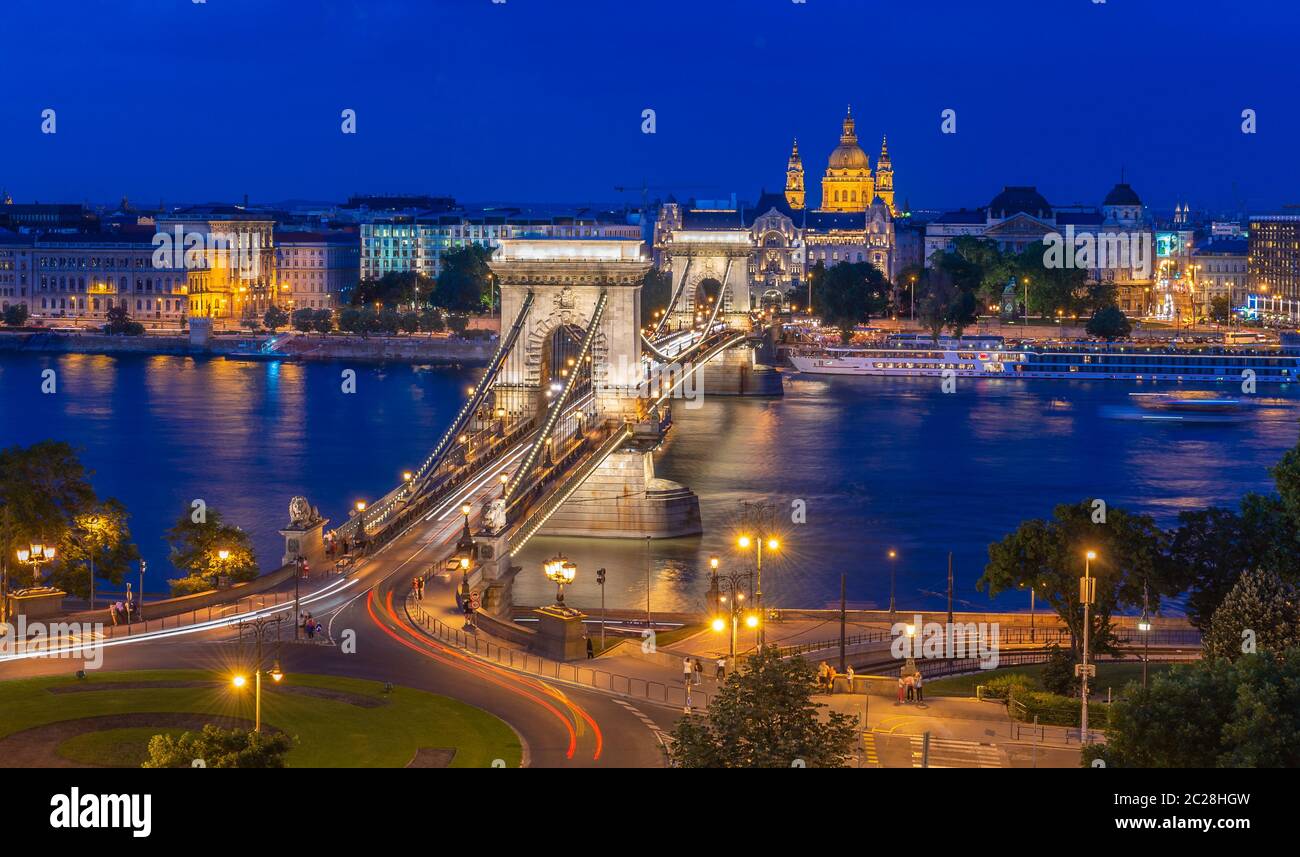Chain Bridge of Budapest at night Stock Photo - Alamy