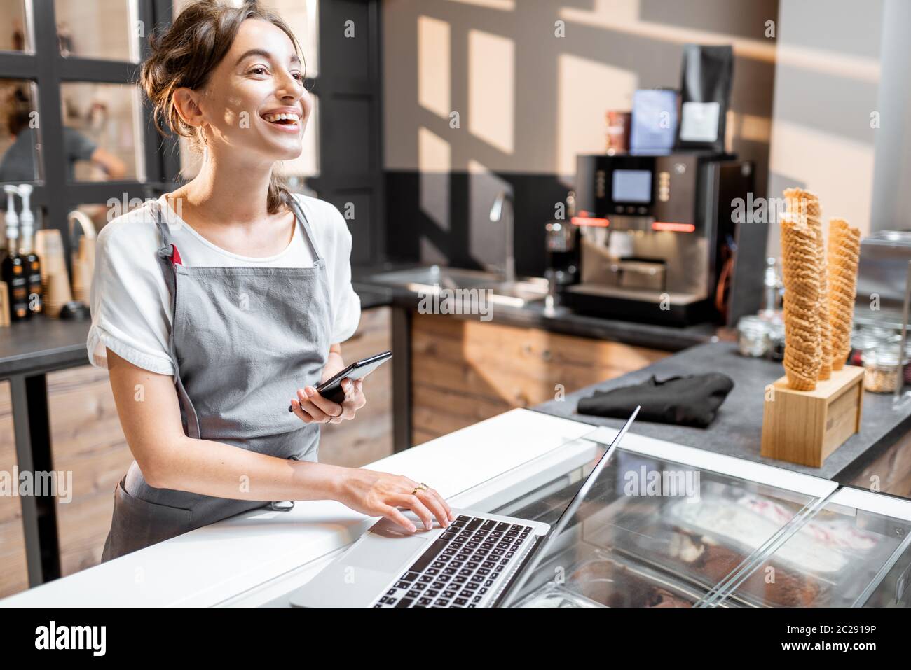 Retail working hi-res stock photography and images - Alamy