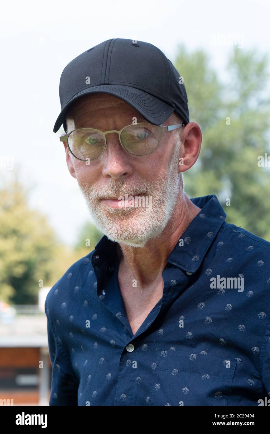 Smiling elderly man in baseball hi-res stock photography and images - Alamy