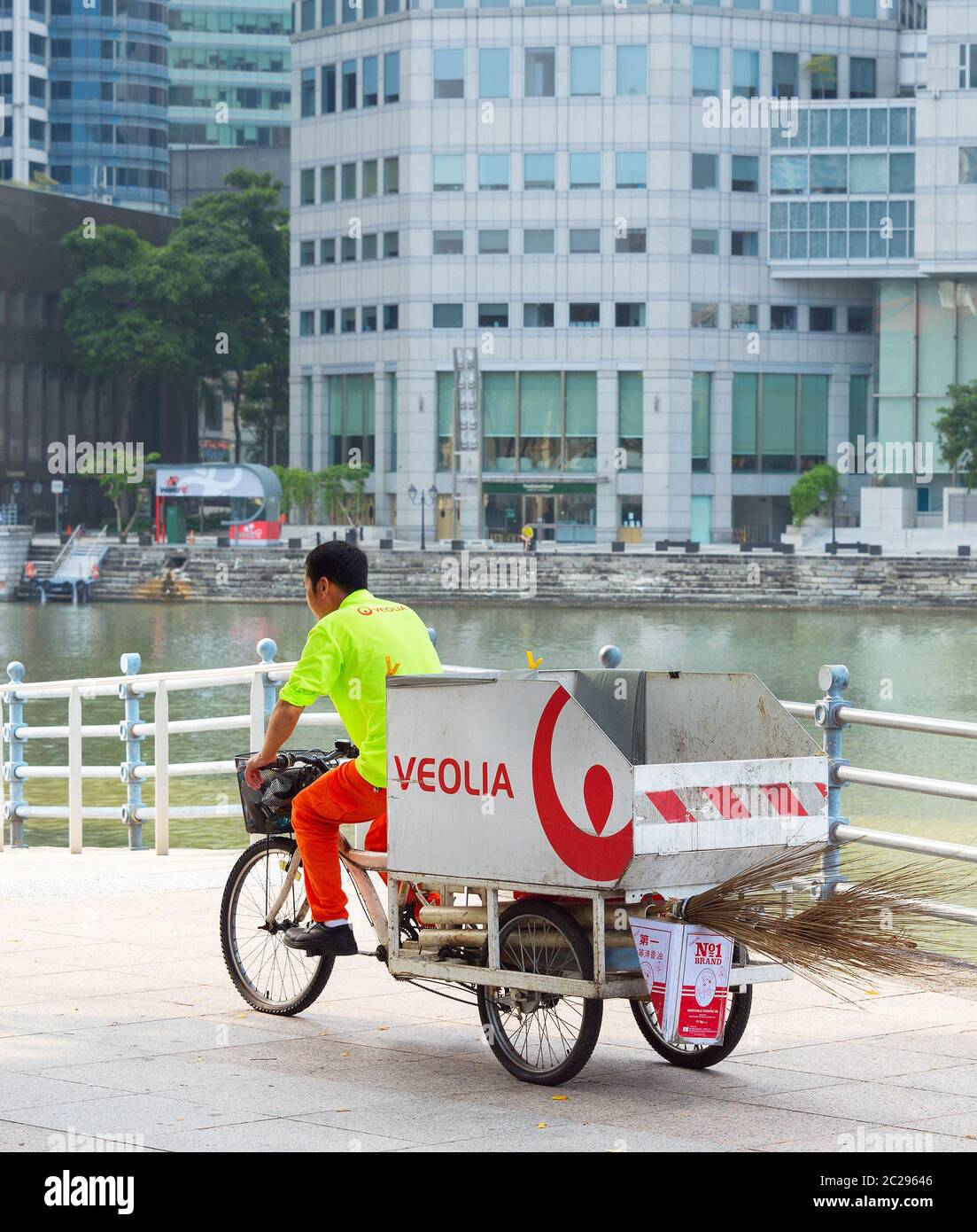Garbage worker hi-res stock photography and images - Alamy