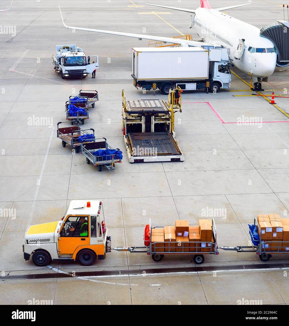Airport Luggage Truck High Resolution Stock Photography and Images - Alamy