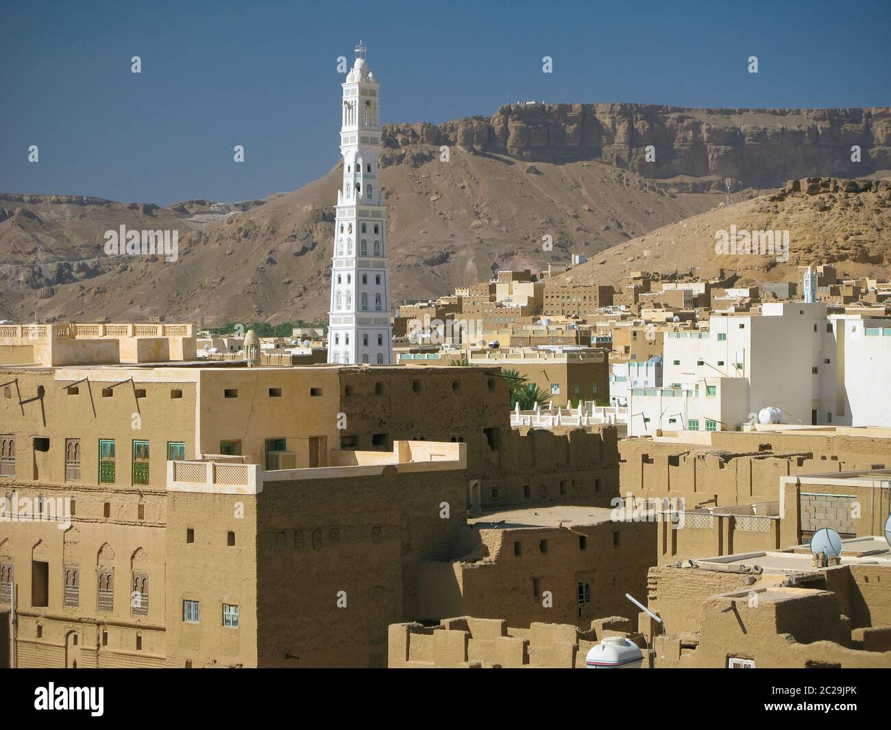 Exterior view of Al-Muhdar mosque, Tarim, Hadhramaut, Yemen Stock Photo ...