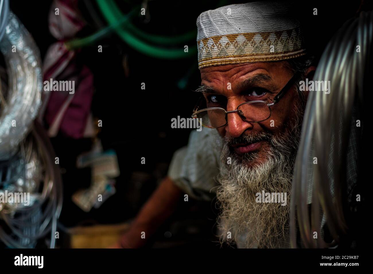 Old Muslim man smiling Stock Photo - Alamy