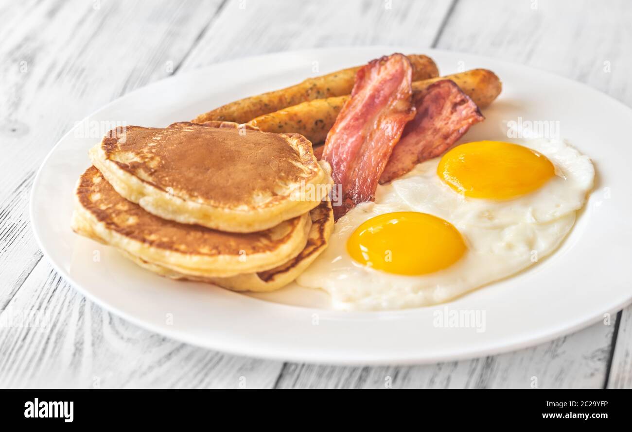Portion of traditional American breakfast Stock Photo - Alamy