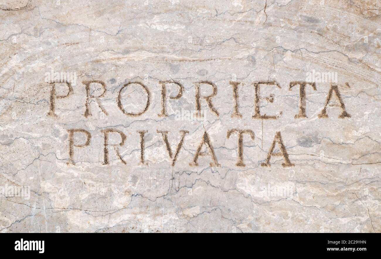 "Private property" sign in italian Stock Photo - Alamy