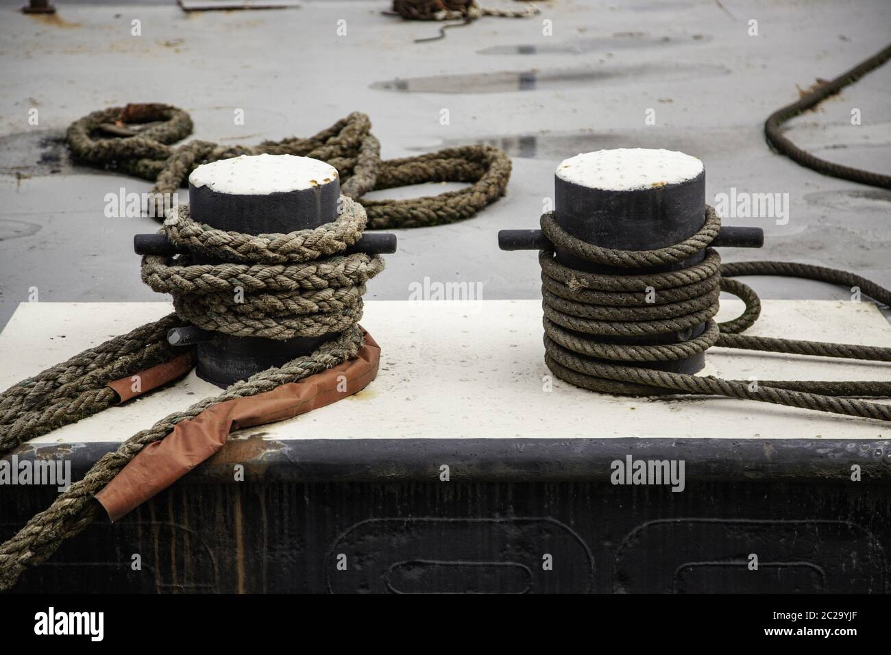 Ropes on a pier, detail of a boat dock, sea transpote Stock Photo - Alamy