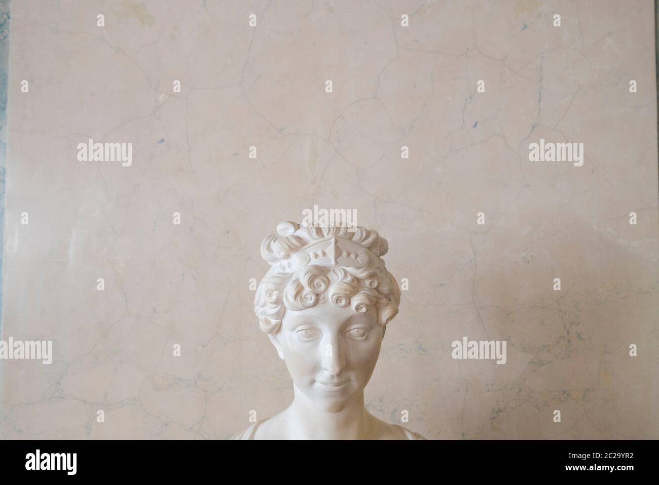 White marble sculpture hi-res stock photography and images - Alamy