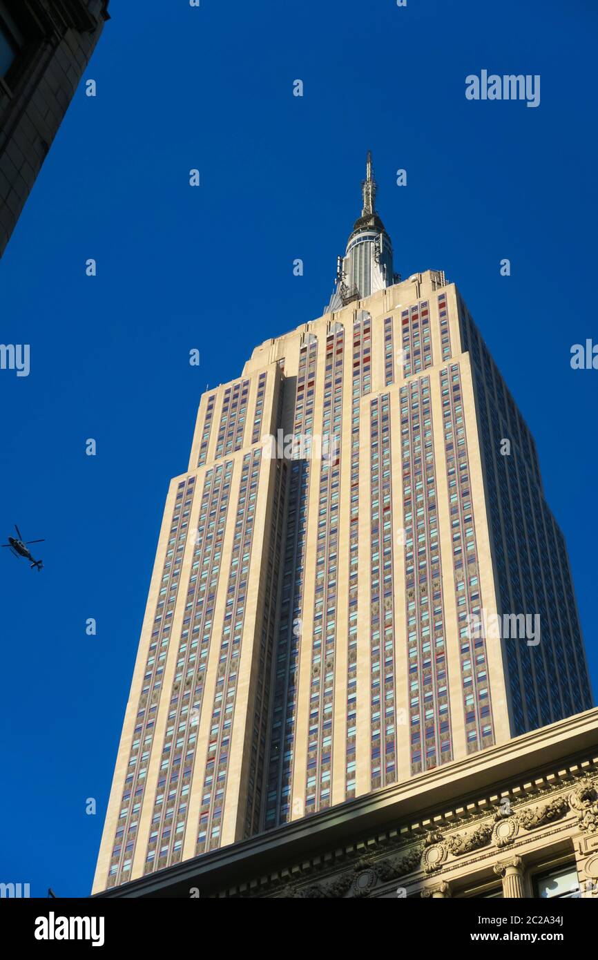Empire state building from the ground hi-res stock photography and ...