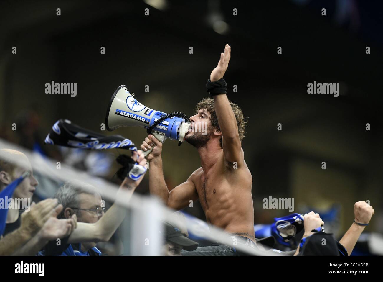 Singing football supporters hi-res stock photography and images - Alamy