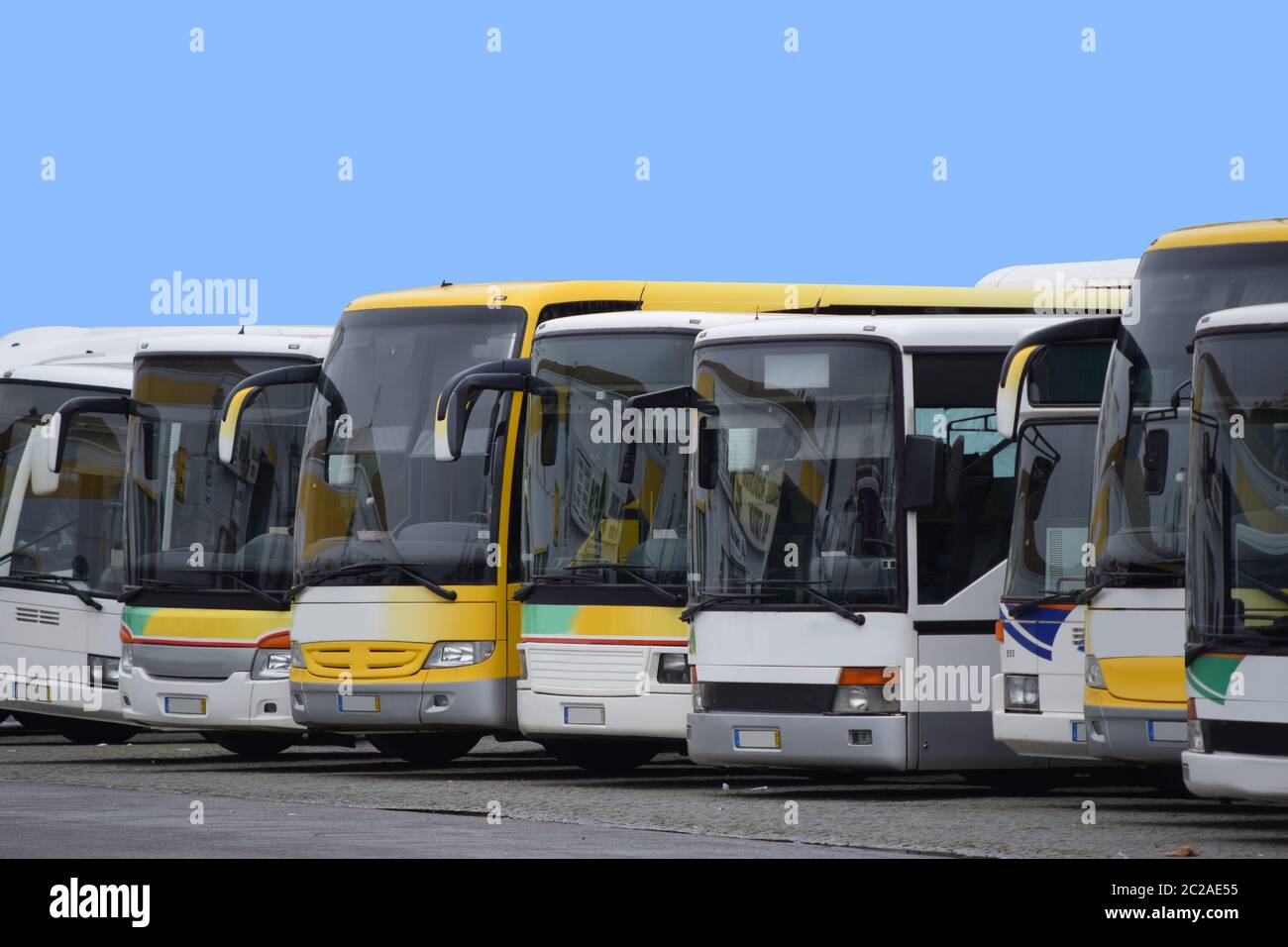 Busses in a row hi-res stock photography and images - Alamy