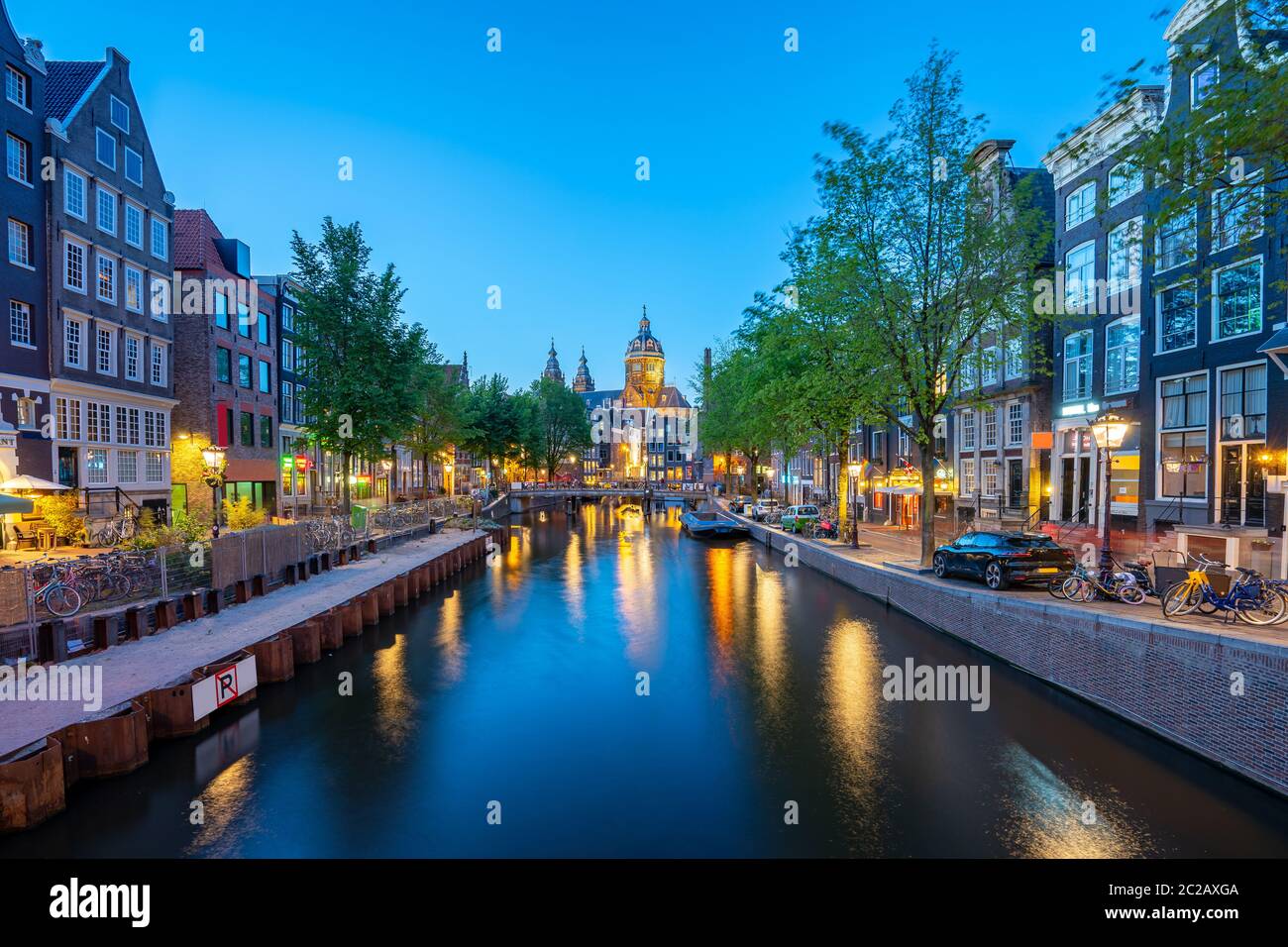 Basilica of saint nicholas amsterdam night hi-res stock photography and ...