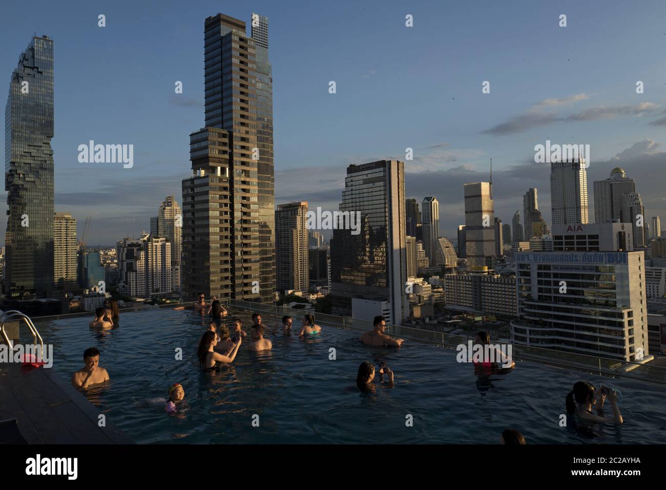 Skyscraper with swimming pool hi-res stock photography and images - Alamy