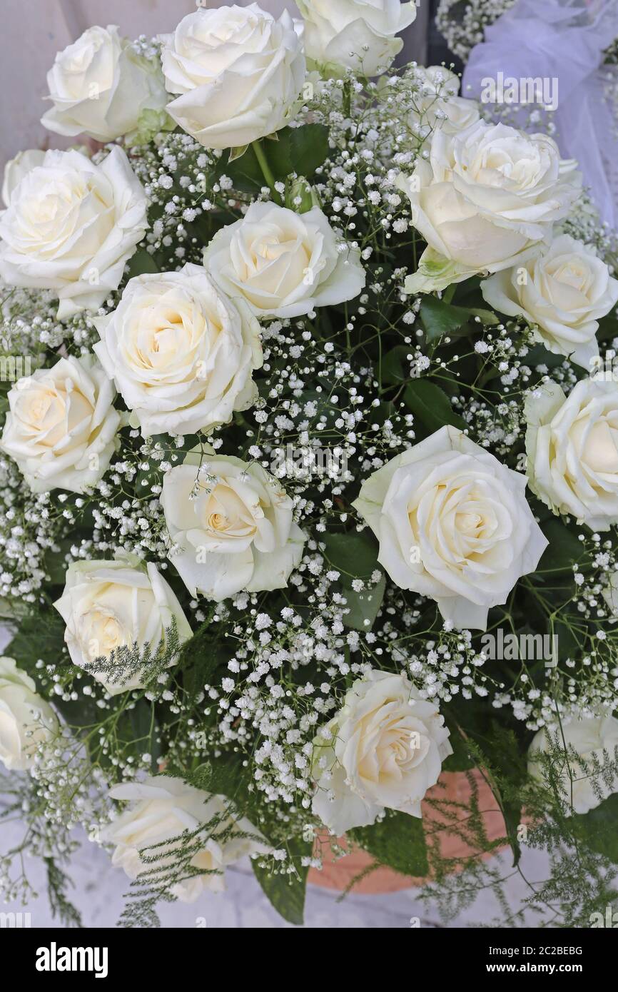 Beautiful White Roses Wedding Bouquet Stock Photo - Alamy