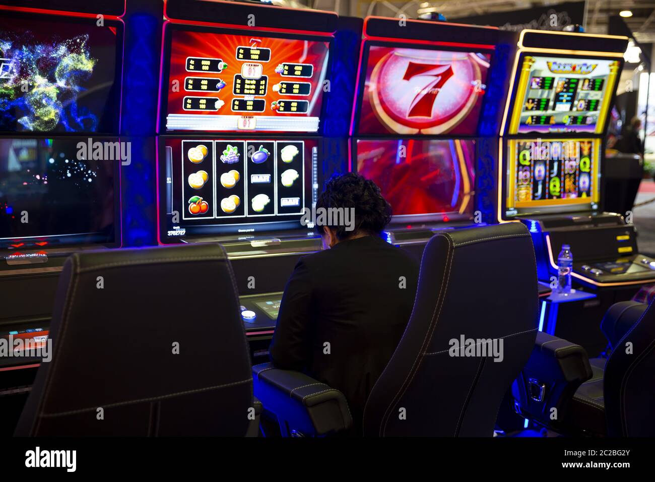 Woman play slot machine hi-res stock photography and images - Alamy