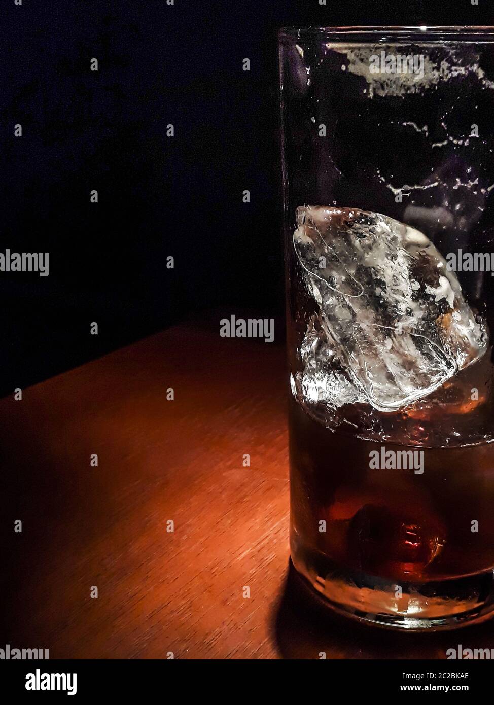 Whisky cup ice cubes hi-res stock photography and images - Alamy