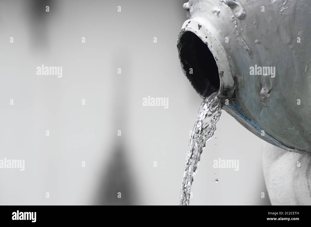 Flowing water pot for decorating gardens and houses Stock Photo - Alamy