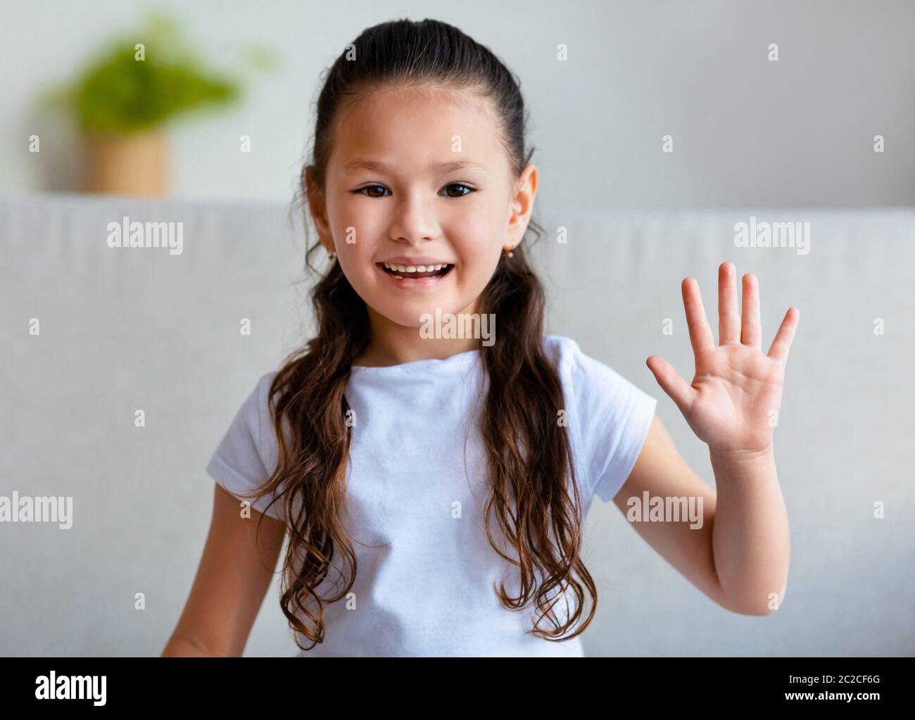 Hello gesture child hi-res stock photography and images - Alamy