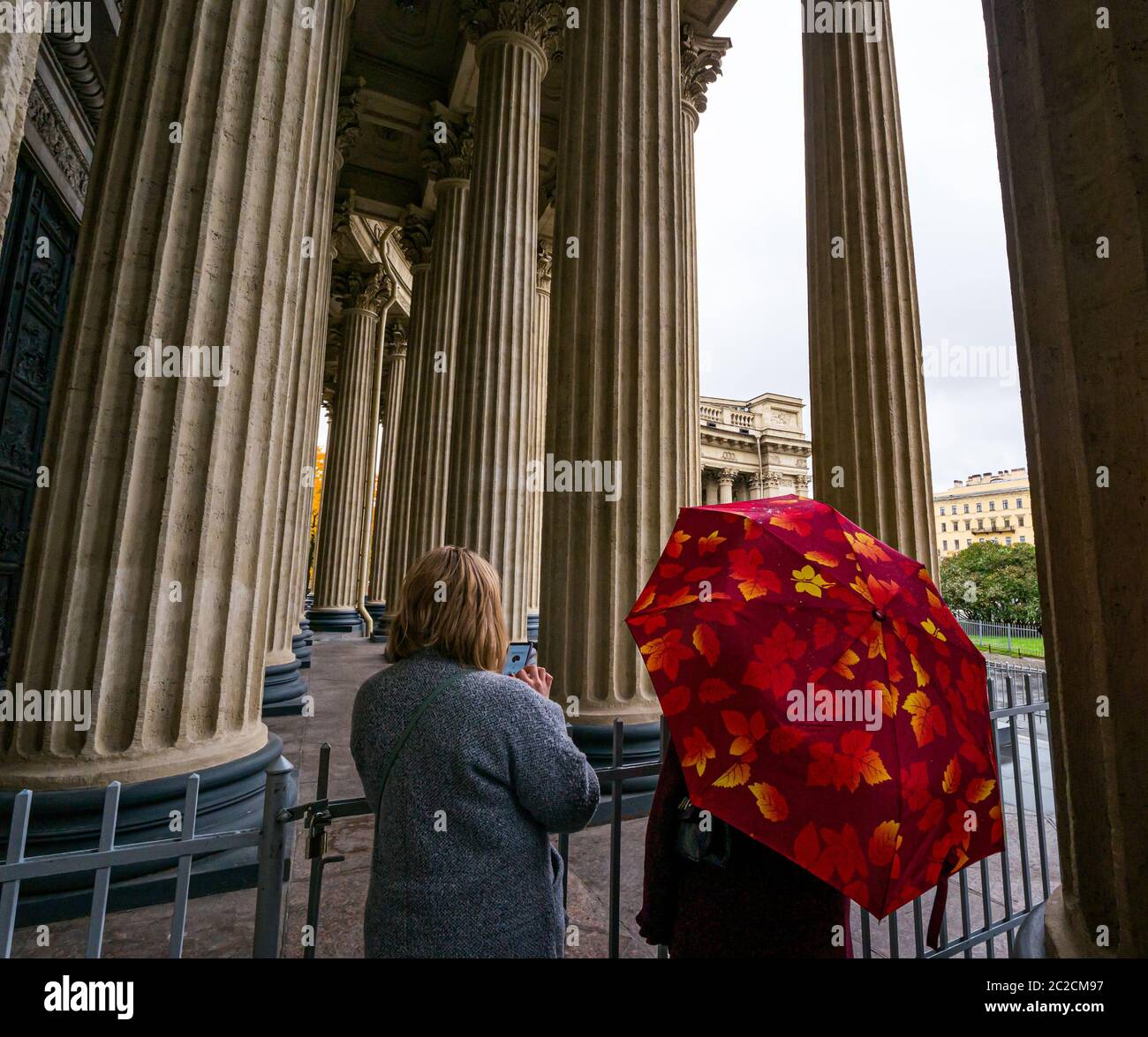 Sheltering from rain hi-res stock photography and images - Alamy