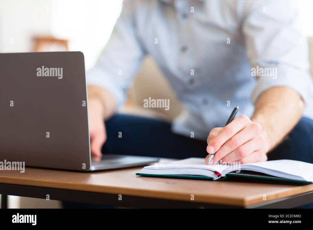 Online content writing hi-res stock photography and images - Alamy