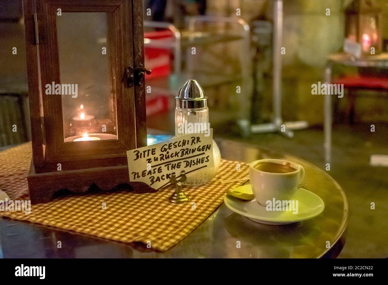 A sign in German and English instructing patrons to return their cups ...