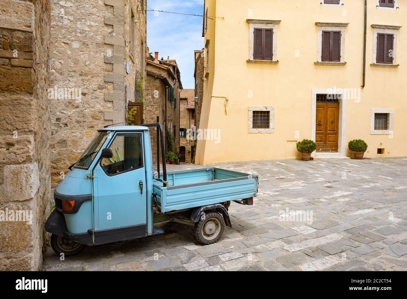 Classic italian truck hi-res stock photography and images - Alamy