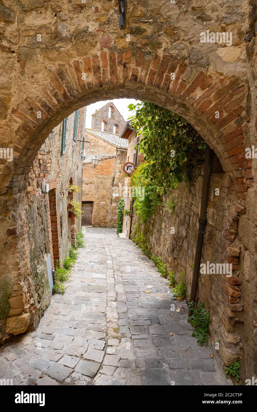 STREETS OF A SMALL ITALIAN TOWN, tuscany Stock Photo - Alamy