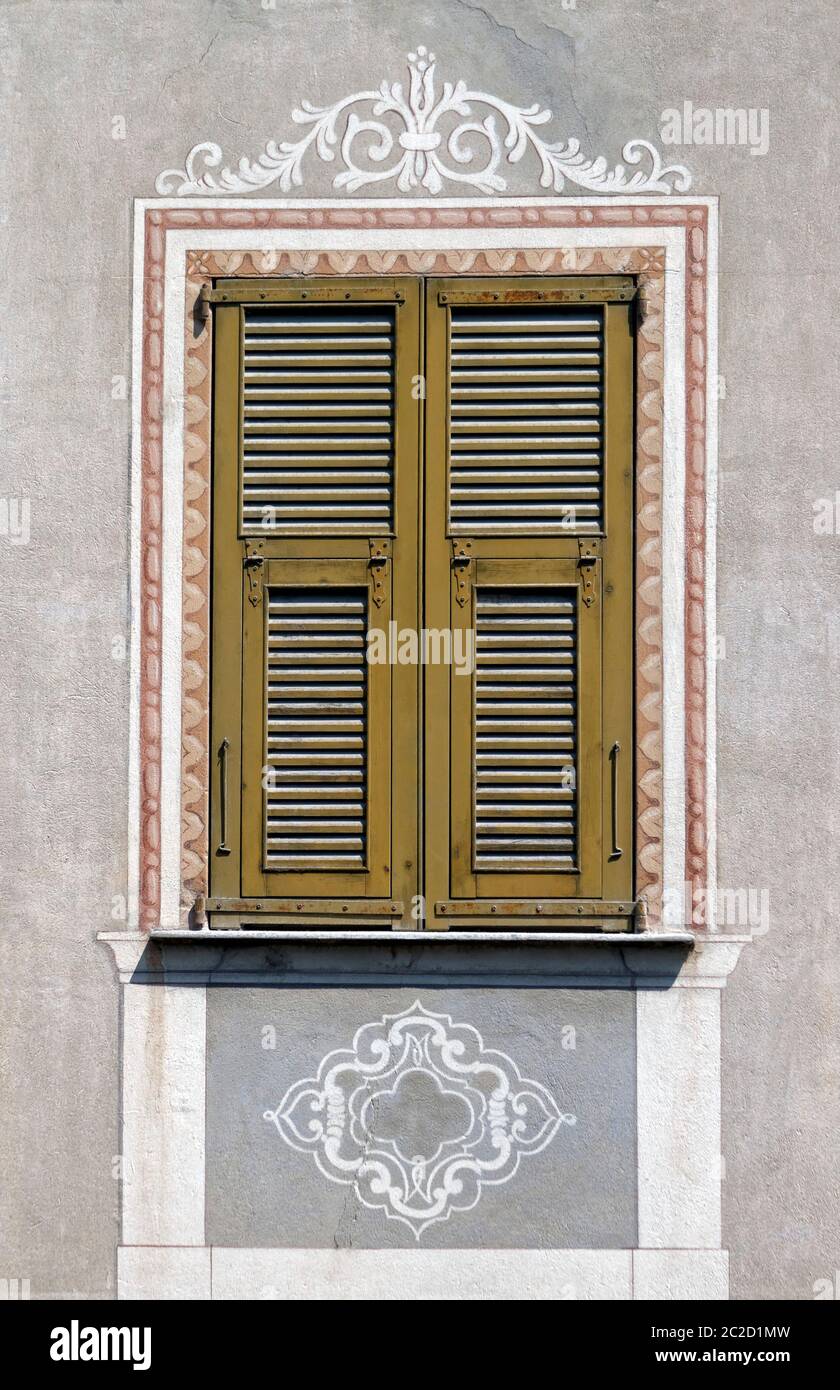 Closed shutters hi-res stock photography and images - Alamy