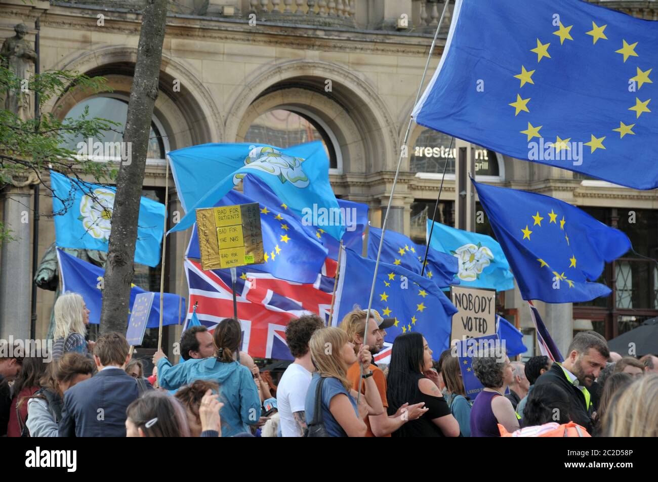 Crowd banners hi-res stock photography and images - Alamy